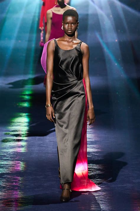 패션엔 [리뷰] 남성성과 여성성의 충돌 2023 F W 펜디 컬렉션