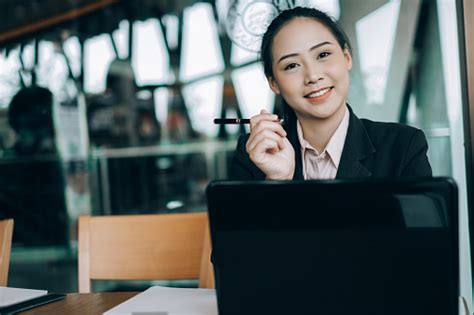 기업여가 투자그래프 분석 및 회의실 계획 논의 투자 개념 개념에 대한 스톡 사진 및 기타 이미지 개념 개념과 주제 경제 Istock