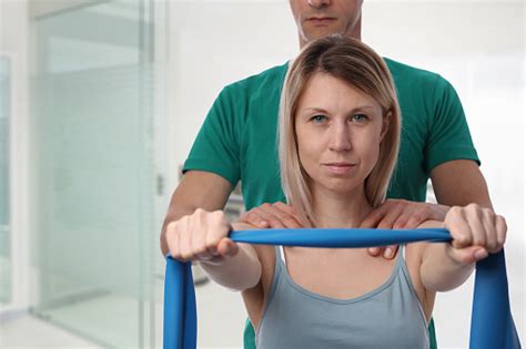 물리 치료 스포츠 부상 재활 치료 저항 밴드 여자는 척추 교정 지압 요법 다시 조정 하는 데입니다 Osteopathy 대체 의학 통증 릴리프 개념입니다 물리치료에 대한 스톡