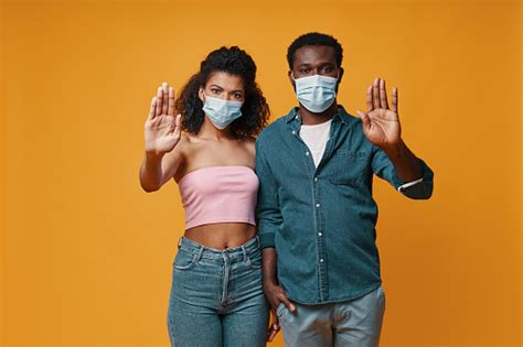 카메라와 몸짓을 보고 보호 얼굴 마스크를 착용하는 젊은 아프리카 커플 그만해 손짓에 대한 스톡 사진 및 기타 이미지 그만해