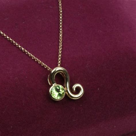 Leo Peridot Pendant Tiaria Bridestory