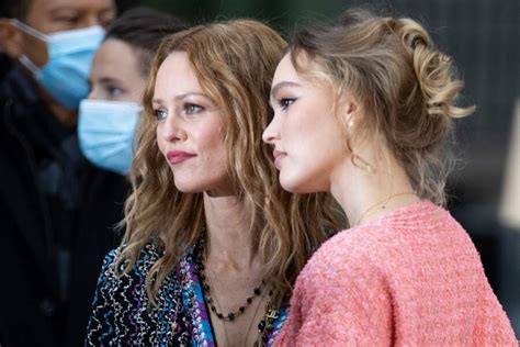 Vanessa Paradis et Lily Rose Depp canons en duo mère fille au défilé