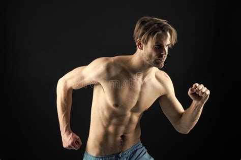 Hombre Barbudo En La Posici N Corriente Deporte Culturista Machista