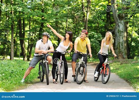 Gruppe Von Personen Auf Fahrräder In Einer Landschaft Stockbild Bild