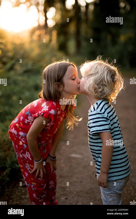 Sorella Che Bacia Fratello Immagini E Fotografie Stock Ad Alta