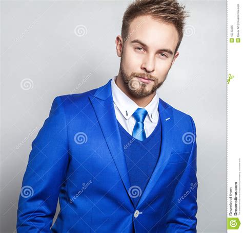 Hombre Hermoso Joven Elegante Y Amistoso En Traje Retrato De La Moda
