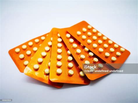 약물 치료 및 건강 관리 개념입니다 경구 피임약 마약입니다 Ethinyl Estradiol 이루어져 21 노란색 약 003 Mg