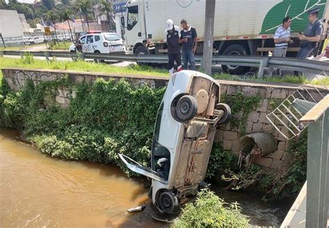 Caminhão Bate Em Carro Que Cai Dentro De Córrego Duas Pessoas Ficam