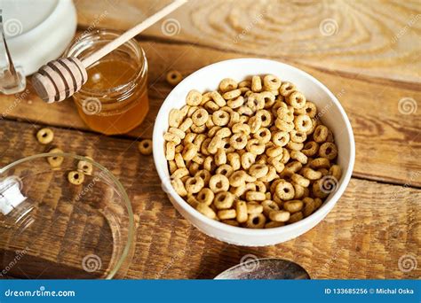 Ciotola Sana Della Prima Colazione Di Mattina In Pieno Di Fiocchi Del