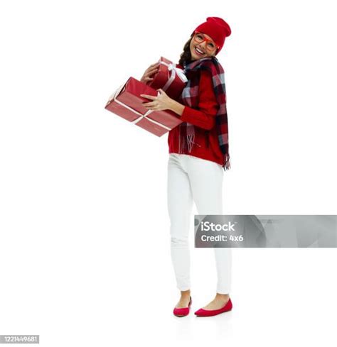 안경을 쓰고 상자를 들고 흰색 배경 앞에 서있는 백인 여성 30 34세에 대한 스톡 사진 및 기타 이미지 30 34세 30 39세 갈색 머리 Istock