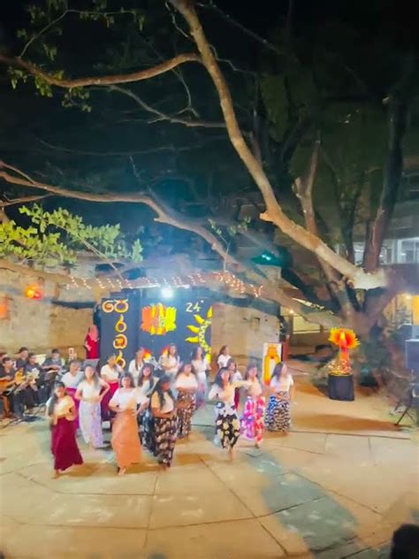 මල් ඔසරිය දැක්ක දාට Medical Faculty Girls 🥰 Ragama Medical Faculty