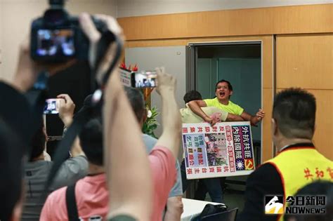 快訊／趙少康致詞慘遭鬧場！他衝進來大罵「舔共大聯盟一路好走」 政治快訊 要聞 Nownews今日新聞