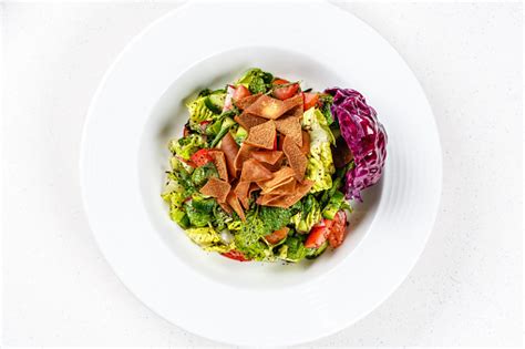 Fattoush 또는 빵 피타 Croutons 신선한 야채와 허브 옻나무 레몬 올리브 오일 육즙 스프 요 간단 하 고 건강 한