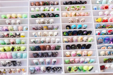 다양한 패턴으로 확장을위한 손톱의 다양한 샘플 세트 마스터 매니큐어의 포트폴리오 0명에 대한 스톡 사진 및 기타 이미지 0명 공예 노랑 Istock