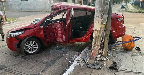 Duas Pessoas Ficam Feridas Após Carro Colidir Em Poste Na Zona Norte De