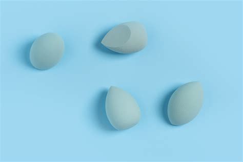 최소한의 배경에 파란색 화장품 메이크업 스폰지 파운데이션 크림을 바르기 위한 도구 아무도 0명에 대한 스톡 사진 및 기타 이미지
