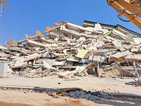 Martin Kmetec Razbite Izložbe Opominjajo Na Minljivost Vsega Primorske Novice