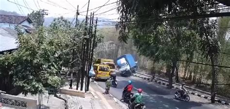 Tidak Kuat Menanjak Sebuah Truk Kontainer Terguling