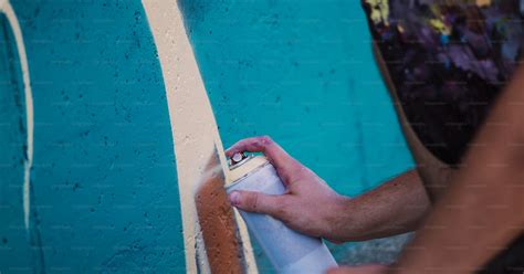 거리 예술가 그림 화려한 낙서 일반 벽 도시 남자가 공연하고 멀티 컬러 에어로졸 스프레이로 라이브 벽화를 준비하는 현대 미술