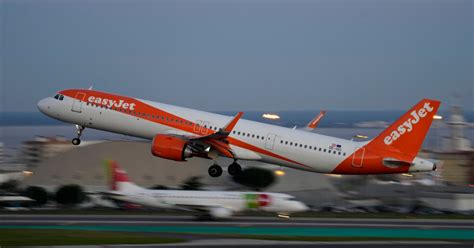 Sorprenden A Una Pareja Teniendo Sexo En Un Vuelo De Londres A Ibiza No Es Algo Que Una Madre