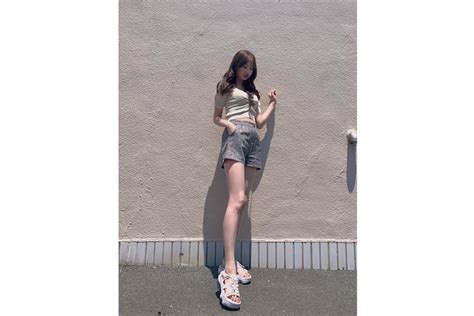 「脚が本体の人」藤川らるむ、規格外“加工いらず”の股下83センチなめらか美脚を披露 Entame Next アイドル情報総合ニュースサイト