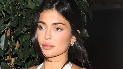 Kylie Jenner Combina Las Uñas Milky Con Un Acabado Glaseado Súper Glam
