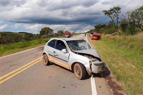 Idosa Fica Presa às Ferragens Após Batida Frontal Na Br 265