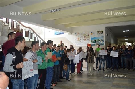 Ученици от ПТГ „Н Й Вапцаров“ във Враца излязоха на протест