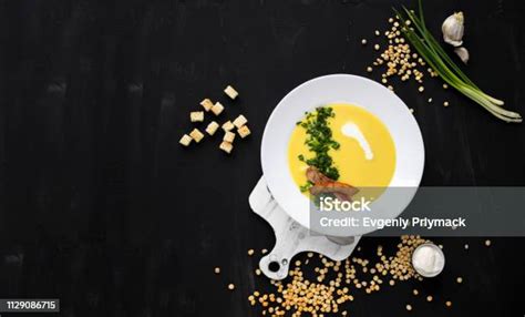 베이컨과 크루 통 어두운 배경에 평면도와 완두콩 수프 야채와 함께 노란색 크림 수프 퓌 레입니다 건강한 생활방식에 대한 스톡