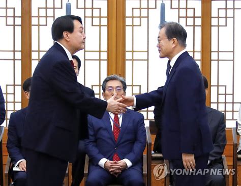 윤석열 검찰총장에게 임명장 수여한 문 대통령 연합뉴스