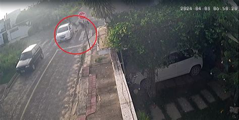 Câmera flagra acidente entre carro e motocicleta em Nova Venécia A Gazeta