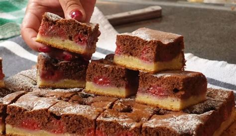 Dvobojni Voćni Kolač Svima Omiljeni Mekan Sundjer