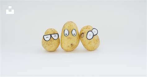 흰색 표면에 노란색 과일 3 개 사진 Unsplash의 무료 감자 이미지