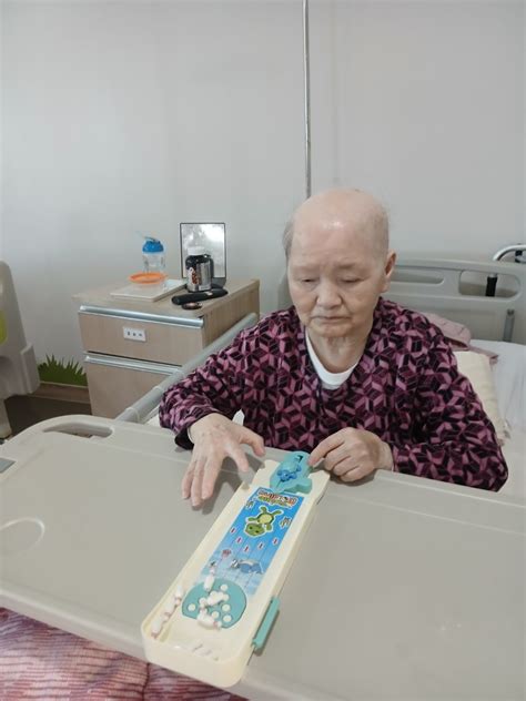 12월 24일 치매전담실 오전 프로그램은 미니볼링을 진행하였습니다 어르신들께서 구슬을 놓고 방향을 조준하여 볼링핀을 쓰러트리며 즐겁게 논현글라라의집♡ Band