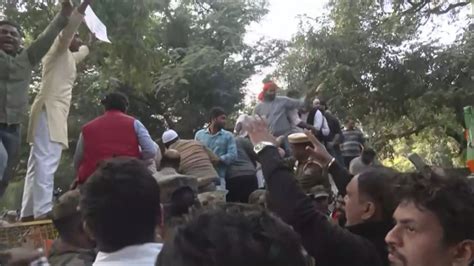 ₹300 Cr And Counting Delhi Bjp Stages Protest Outside Congress