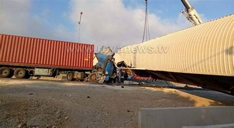 رؤيا الإخباري ٤ إصابات بحادث سقوط جسر مشاة على طريق المطار فيديو وصور