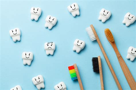 건강 한 하얀 치아는 웃 고 충 치가 있는 치아는 파란색 배경과 칫 솔에 슬픈 것입니다 건강관리와 의술에 대한 스톡 사진 및