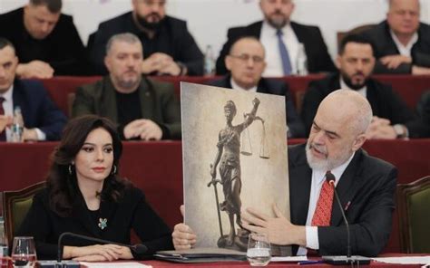 Nuk mbrohet Veliaj si në kafene Rama tërbon grupin e PS Sdua më asnjë prononcim kundër SPAK
