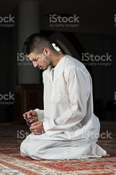 젊은 이슬람교도 Guy 기도하기 2015년에 대한 스톡 사진 및 기타 이미지 2015년 감정 검은색 Istock