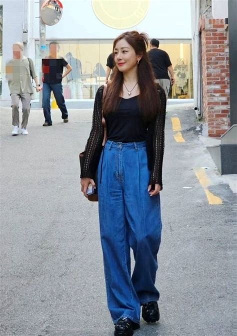 패션엔 오나라 리즈로 돌아간 묶음머리 데님과 시스루 재킷의 대학생 여친룩