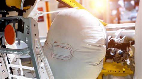 車におけるスタックについて対処法や準備しておくべき道具を紹介