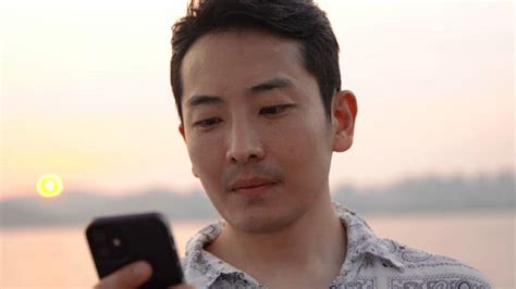 심각한 표정으로 밖을 돌아다니는 남성 시리즈 93건의 스톡 영상