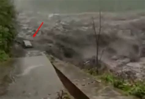 Begini Detik Detik Mobil Hanyut Terseret Banjir Lahar Dingin Gunung