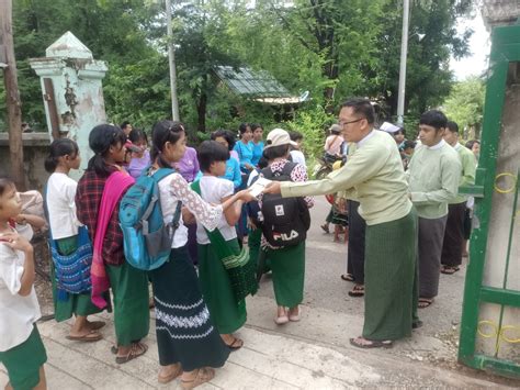 ငဖဲမြို့နယ်တွင် သွေးလွန်တုပ်ကွေးရောဂါကာကွယ်ရေး အသိပညာပေးလက်ကမ်းစာစောင်များ အခမဲ့ ဖြန့်ဝေ
