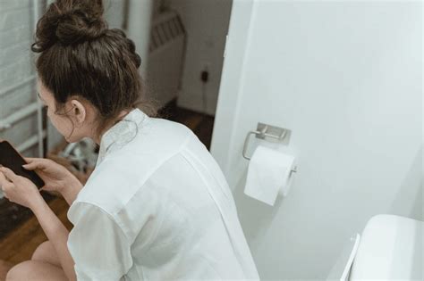 Vrouw Die Aan Het Werk Te Vaak Naar Het Toilet Gaat Voor Grote