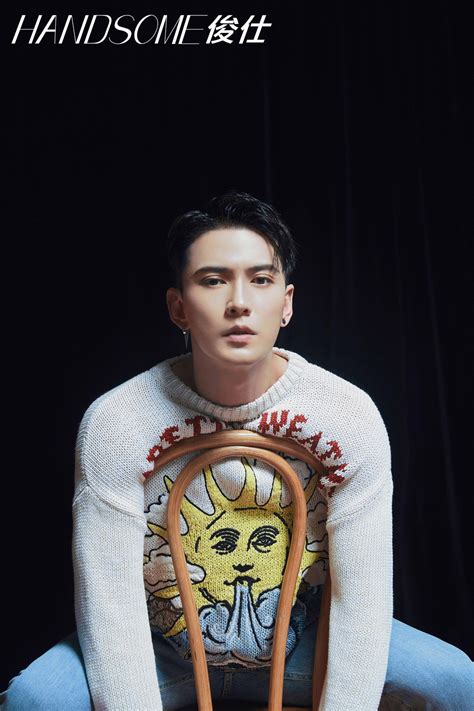 徐正溪登杂志封面 尽显浪漫气质