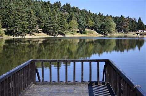 산 앞 산 호수에 아름 다운 볼 수 있습니다 Abant 호수의 보기입니다 영광 스러운 호수 풍경입니다 파란색과 녹색의 협업입니다