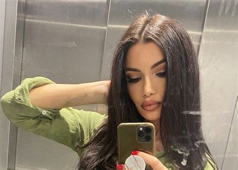 Selfie Girls 35 Pics