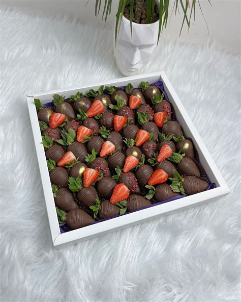 КЛУБНИКА В ШОКОЛАДЕ В АЛМАТЫ🍓 Мама бокс 40шт 31 500 тг Длина бокса 70 см Whatsapp 7 706 691