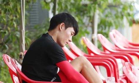 스포키 얼음찜질하는 엄원상